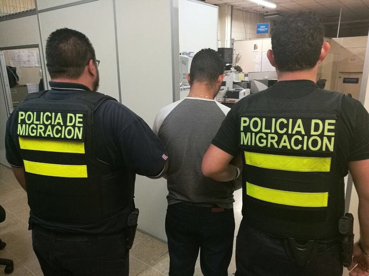 Policía de Migración ofrece brete - La Teja