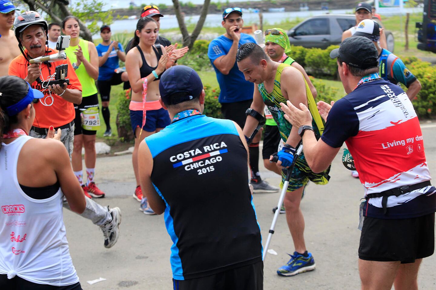 Atleta sin una pierna corrió ayudado por muletas la media maratón de ...