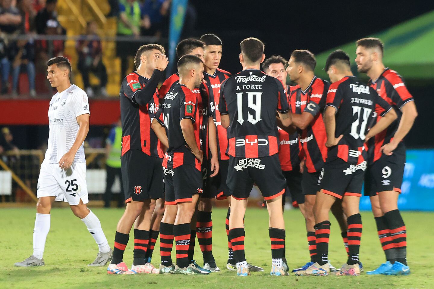 Exfigura de Alajuelense envió fuerte critica a los jugadores y a ...