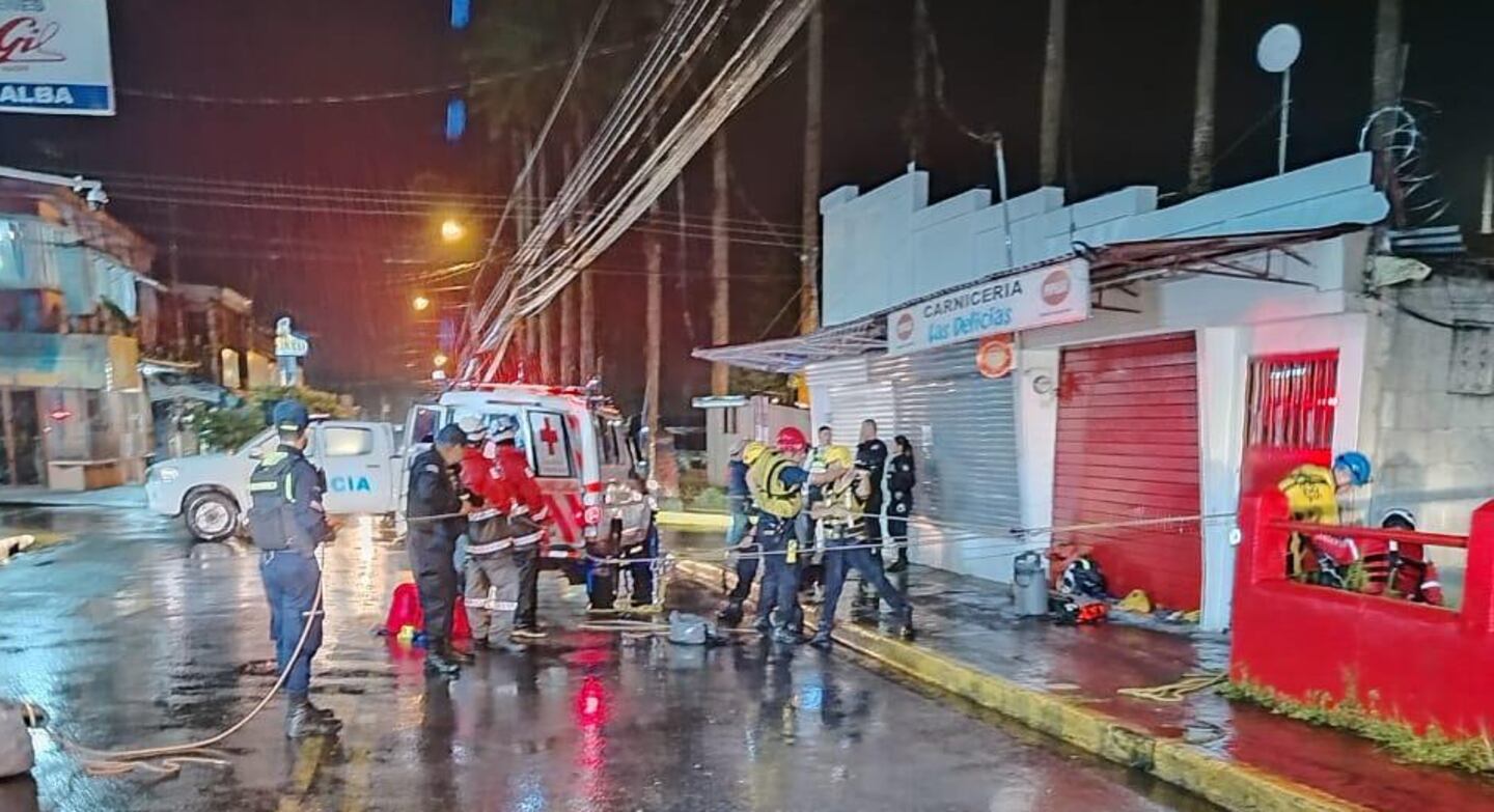 Hombre quedó atrapado por corriente de río Turrialba y tras rescate de película, lograron ...