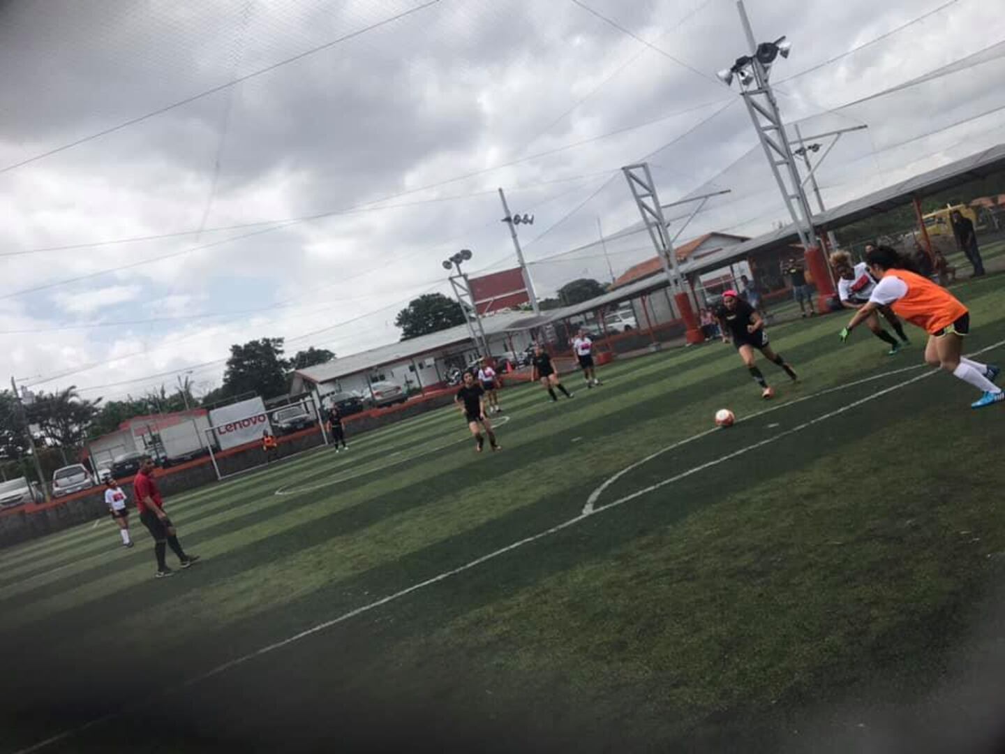 Fútbol 5 podrán abrir, pero para jugar “metegol” futbolín humano | La Teja