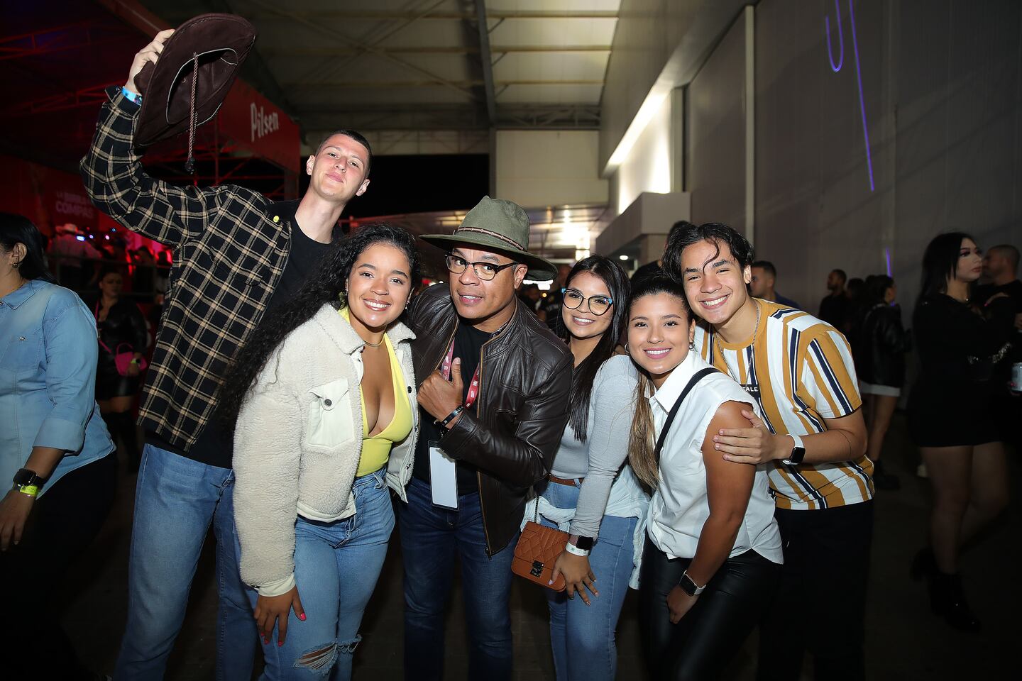 Jair Cruz llevó flores a sus exparejas para agradecerles por ser las ...