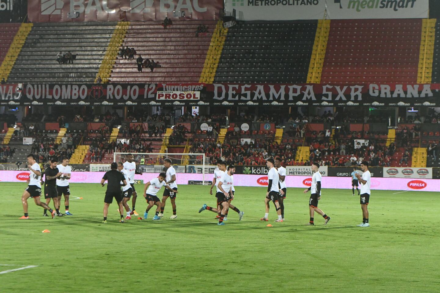 Alajuelense vs Liberia: a un jugador rojinegro tuvieron que sacarle ...