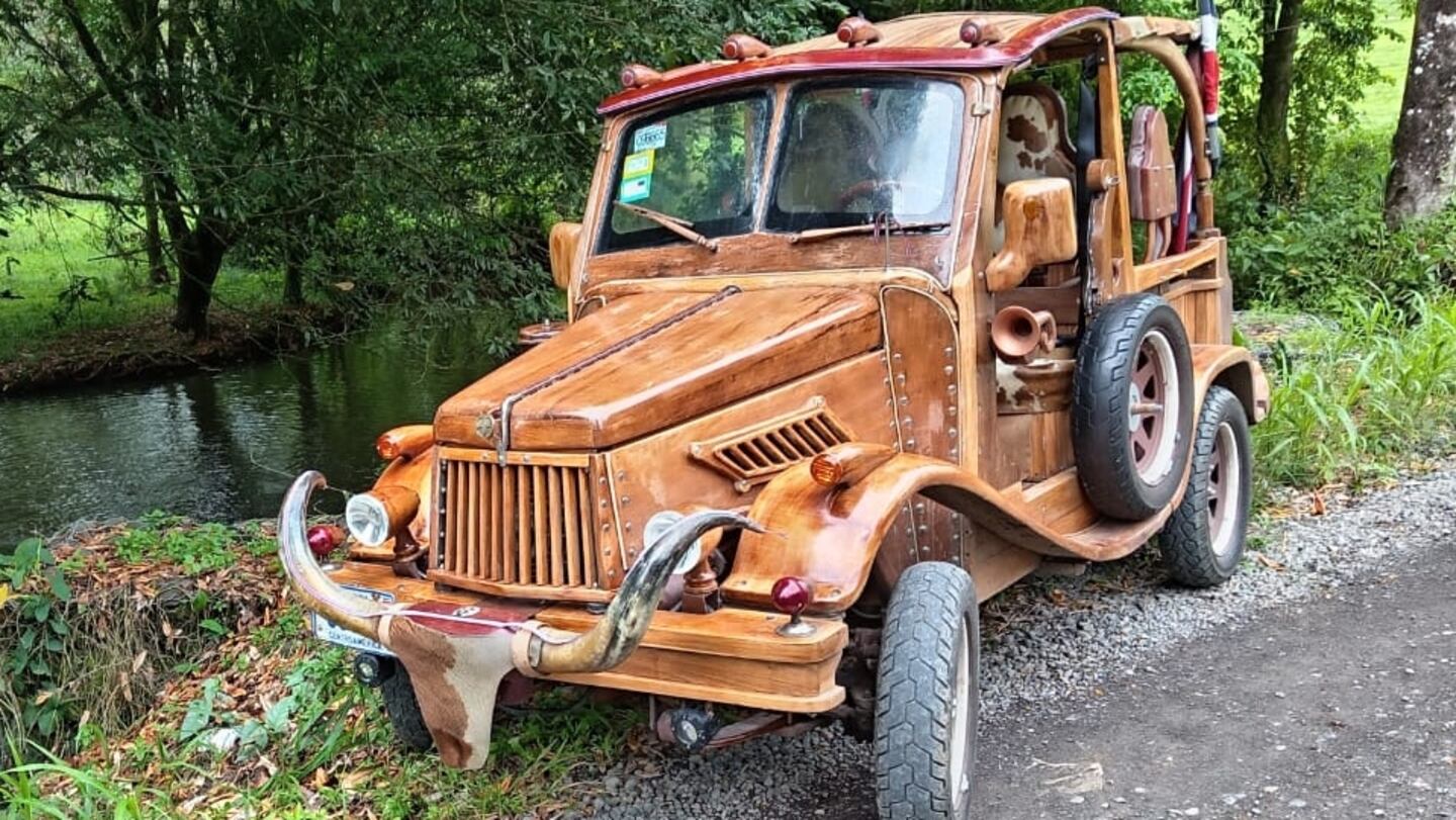 Don Melvin se armó su sueño: construyó un carro de madera y lo pasea ...