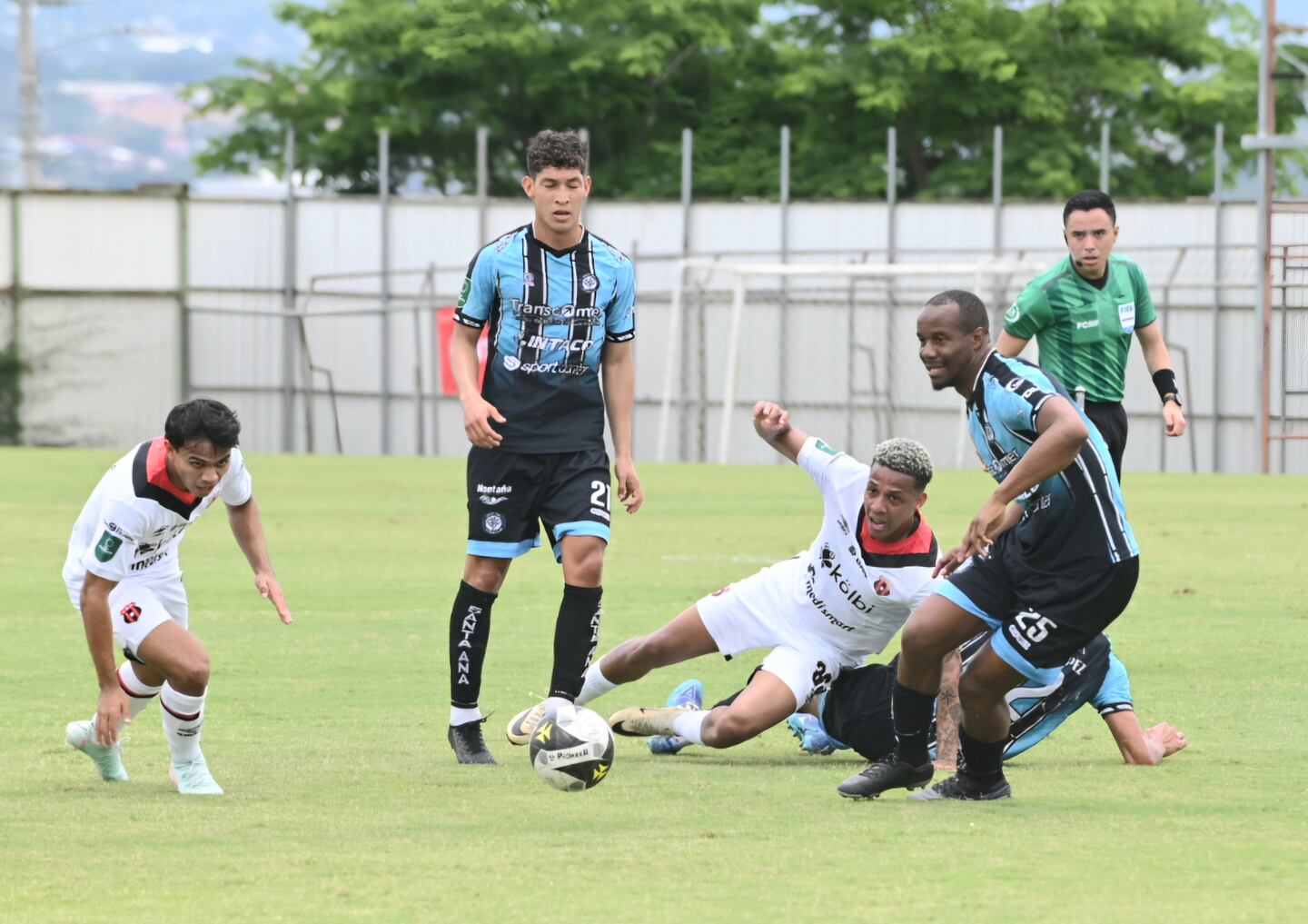Alajuelense sufrió como nunca en Santa Ana para sostener el segundo lugar | La Teja