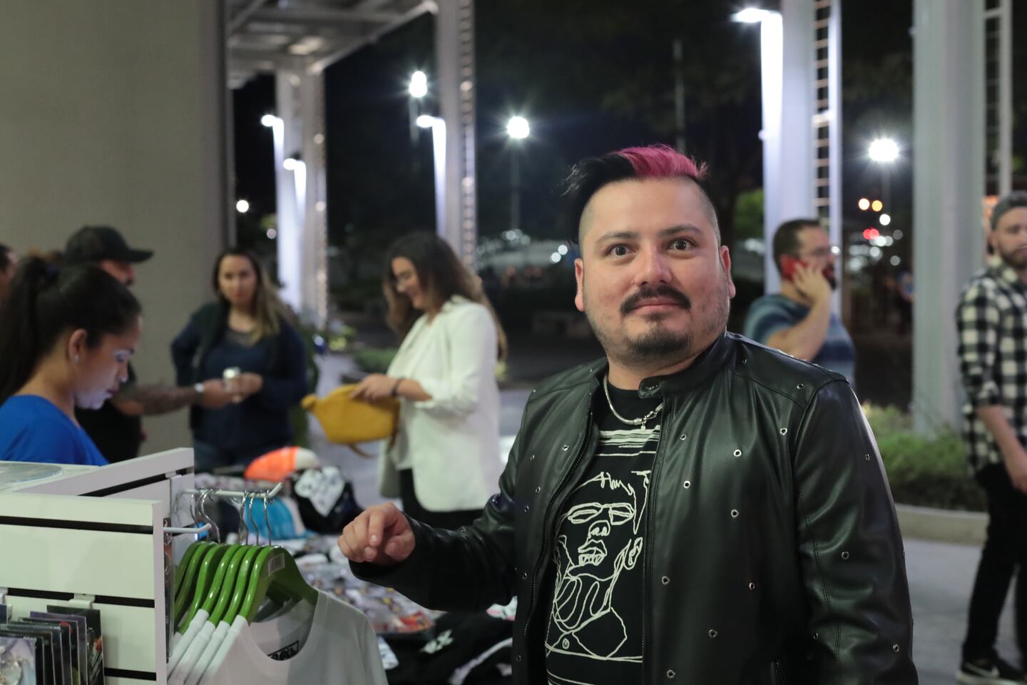 Colegas le pegaron color a cantante de Los Ajenos en medio concierto ...