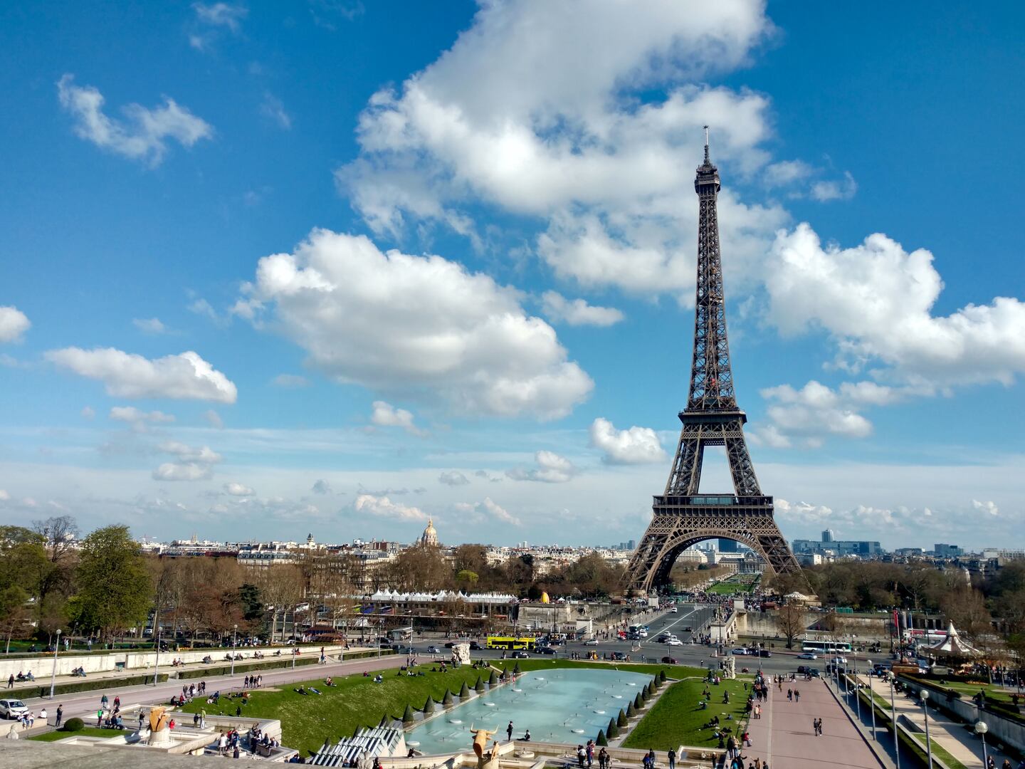 Revelan impresionantes imágenes de la Torre Eiffel alcanzada por rayo ...