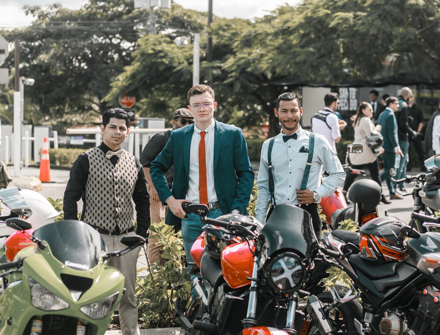 Péinese el mostacho, aliste el chaine, la moto y prepárese para el ...
