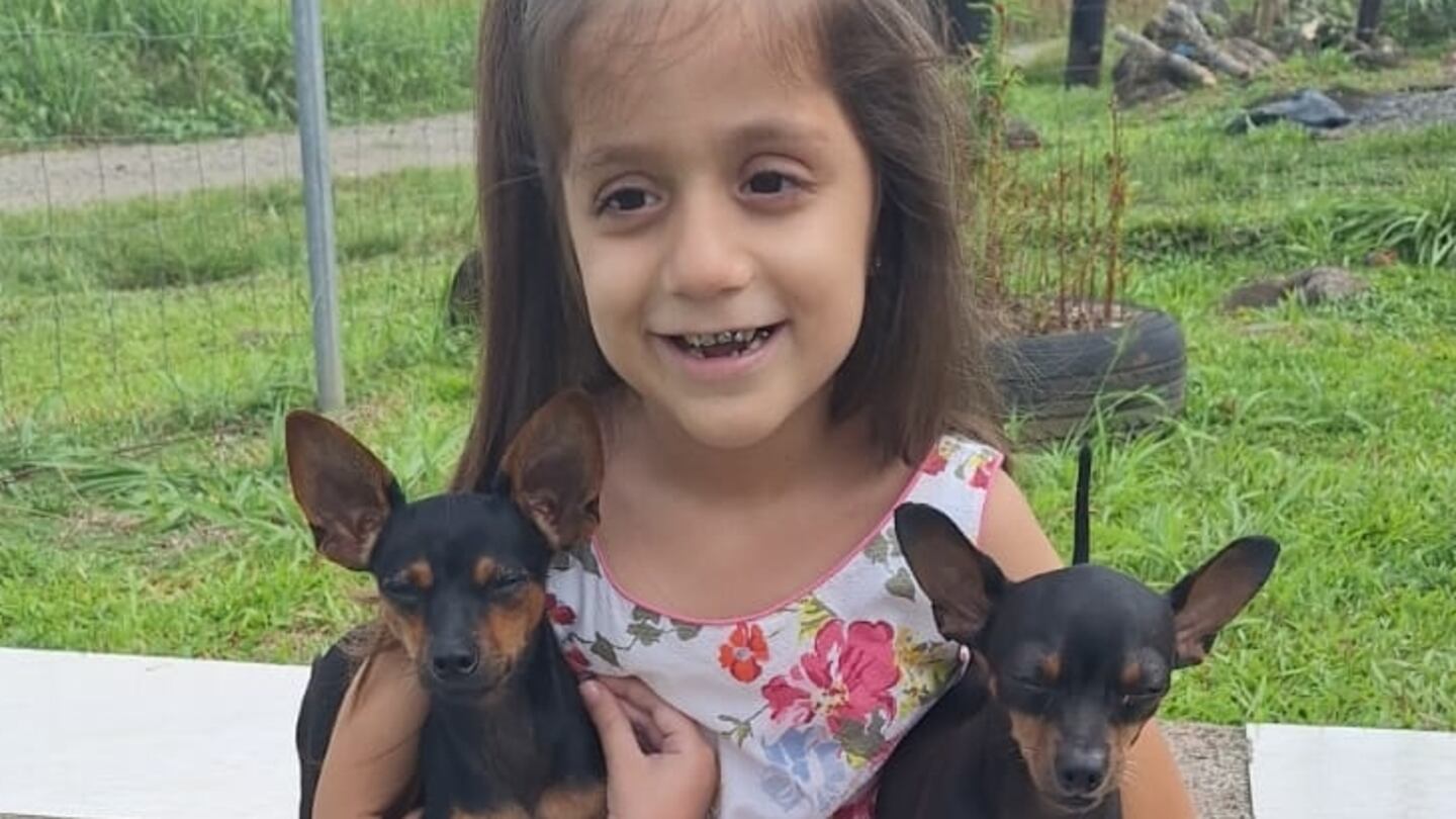 Niña tica de 6 añitos que es no vidente desde que nació, anda en bicicleta y ya casi sabe leer y ...