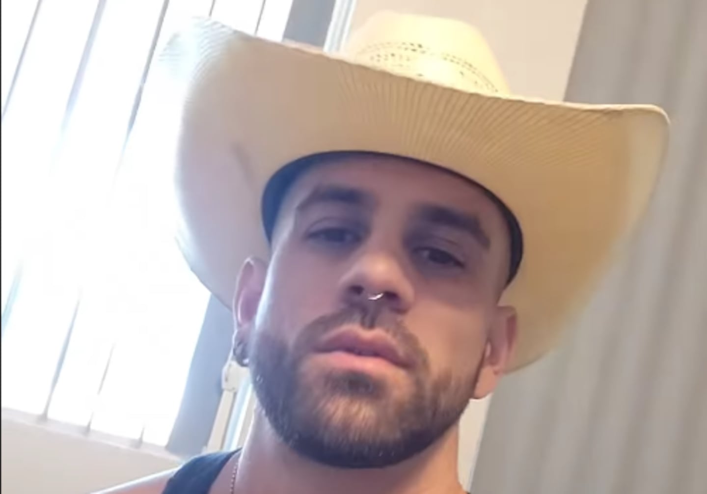 (Video) Bryan Ganoza muestra cómo las mujeres hacen fila para verlo y ...