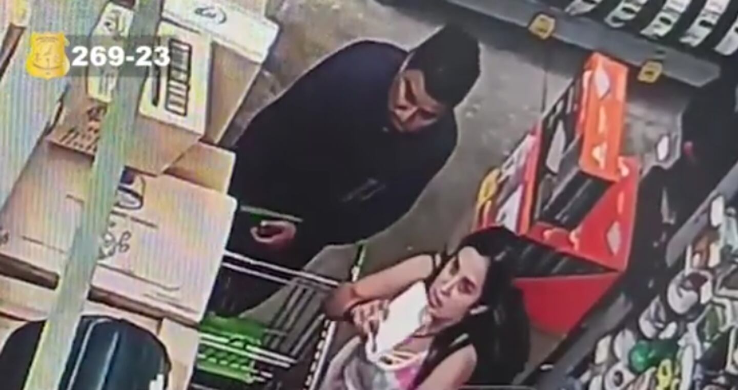 Buscan a pareja sospechosa de robar en supermercado | La Teja Buscan a pareja sospechosa de robar en supermercado | La Teja