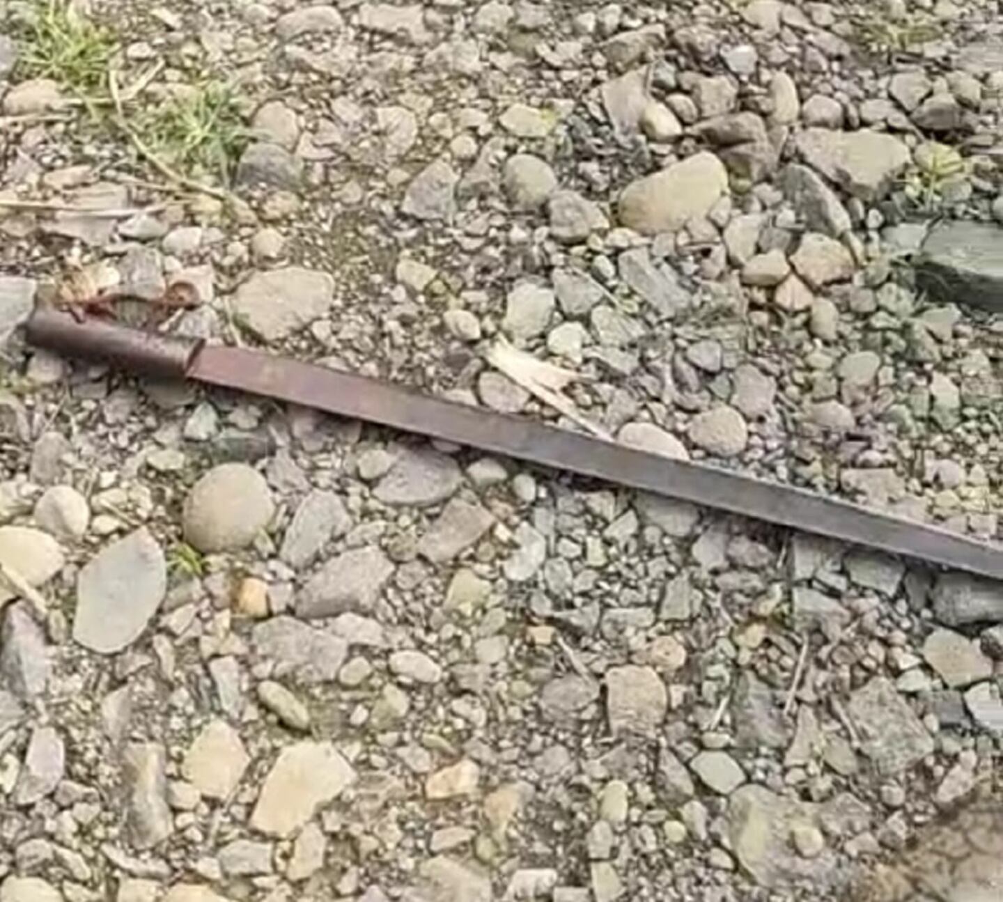 Hombre con machete incrustado en la espalda es llevado a clínica de ...