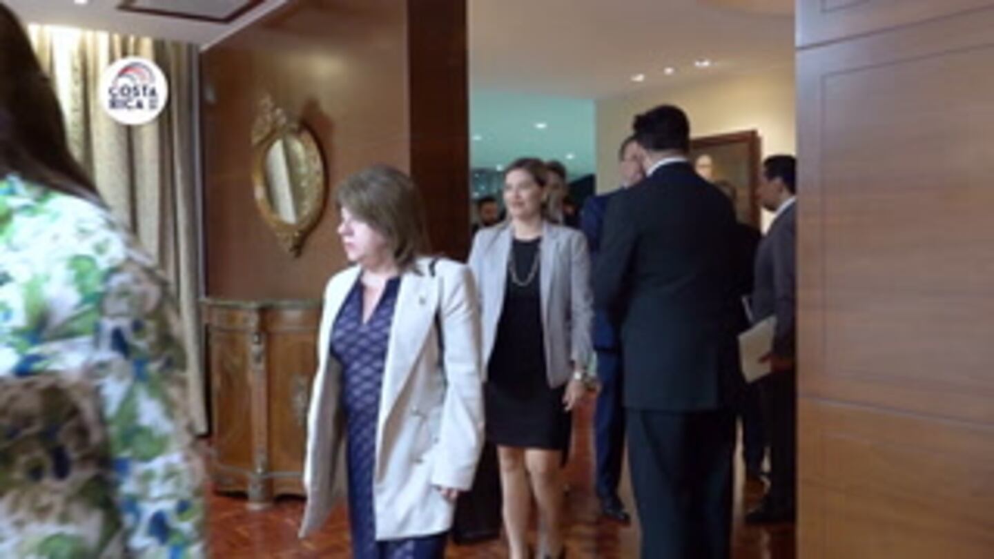 Reunión de Rodrigo Chavez con diputados de la Comisión de Asuntos ...