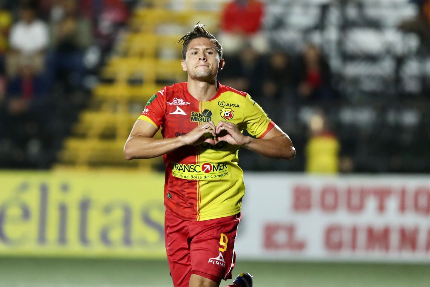 Herediano se apoyó en su goleador casero y una torta arbitral para ...