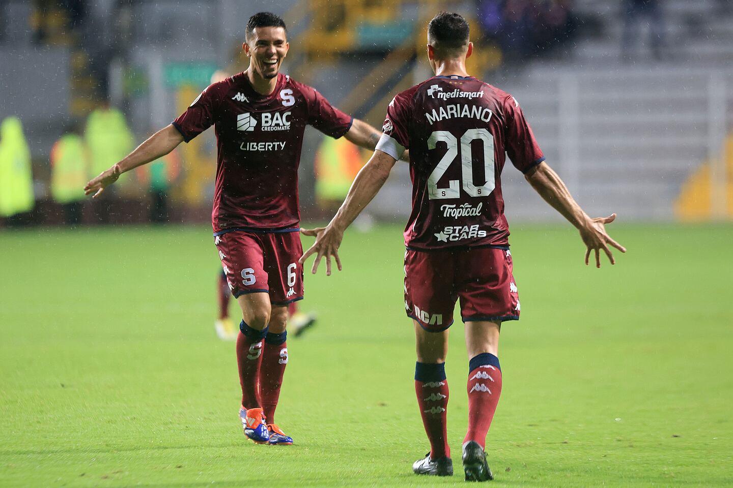 Saprissa presenta su nueva nueva camiseta conmemorativa, pero ¿y los ...