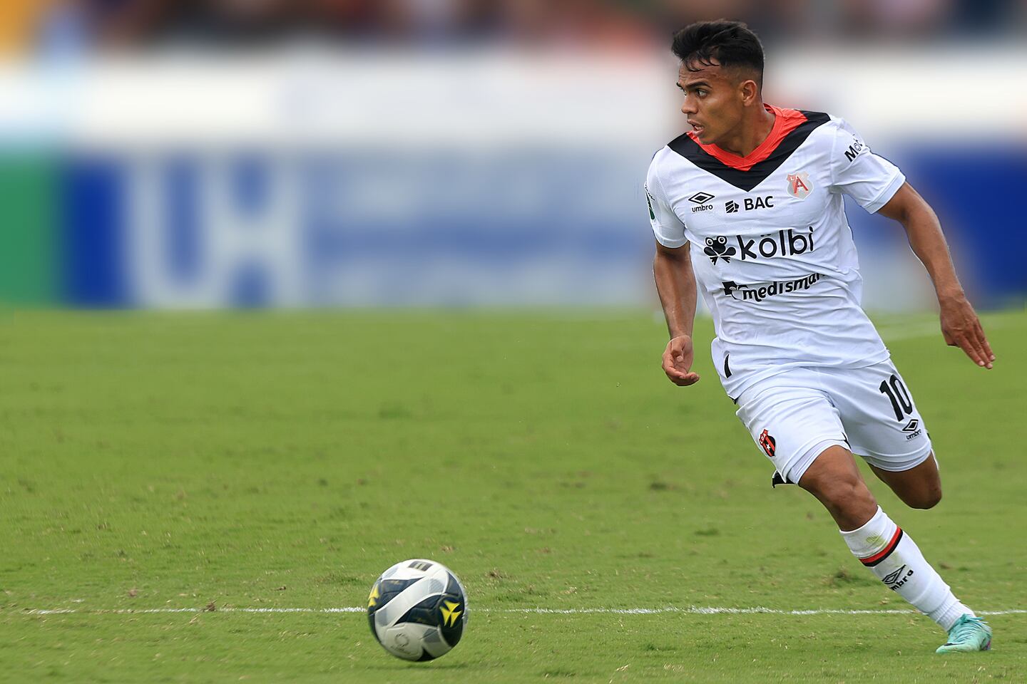 Alajuelense confirma la venta de Aarón Suárez y esta sería la ganancia que se echaría a la bolsa ...