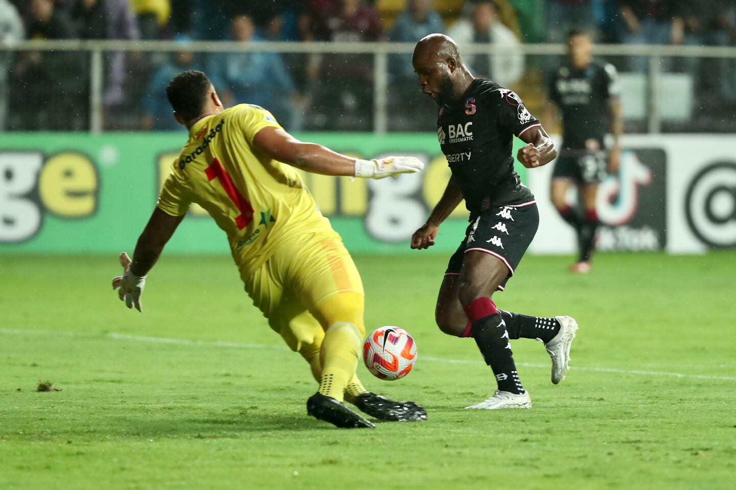 Henry Bejarano da su veredicto por el gol de Javon East en Saprissa ...