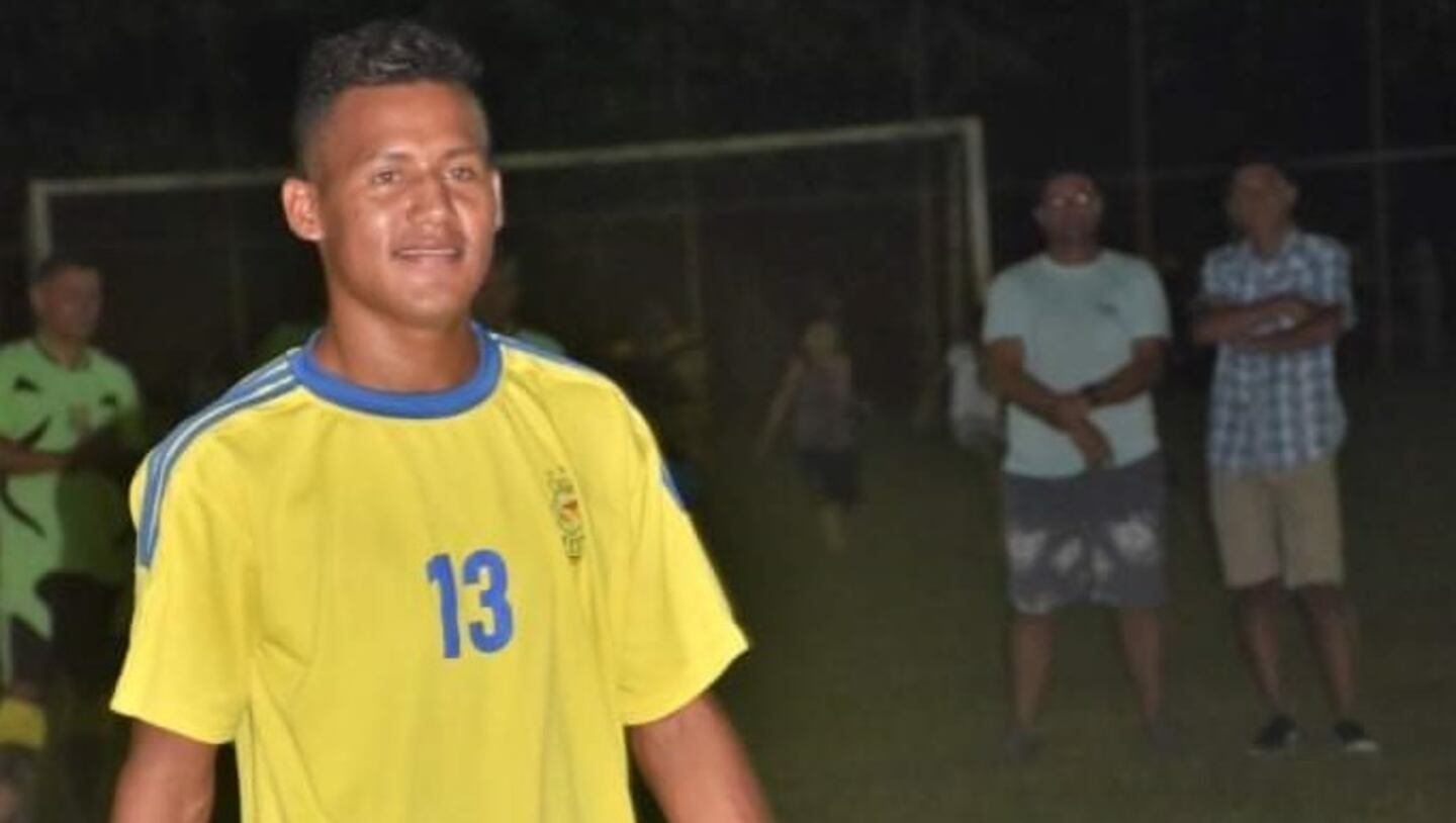 Nextaly Rodríguez fue el dedicado en mejenga en la que jugó con botas ...