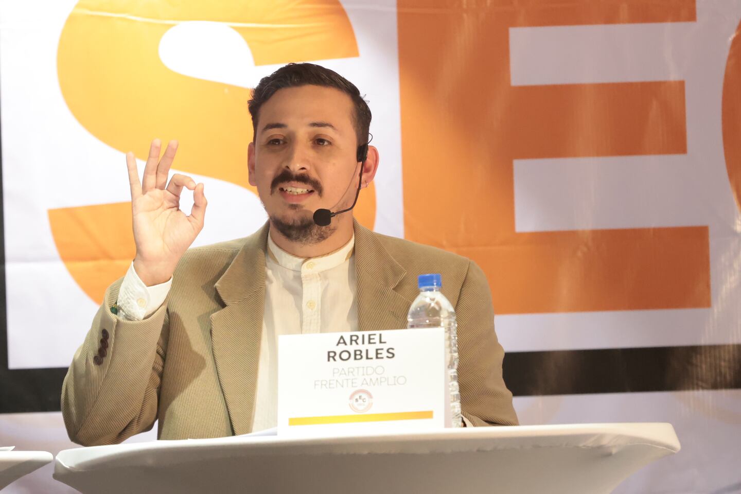 Ariel Robles presenta a quien sería la Primera Dama si gana las ...