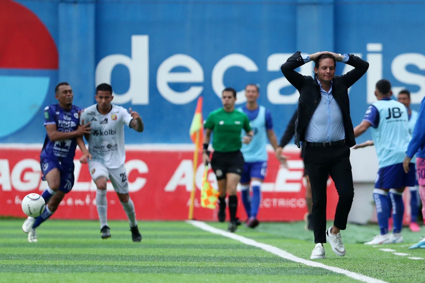 Expulsión de Javier San Román, técnico de Grecia, le da la vuelta al ...