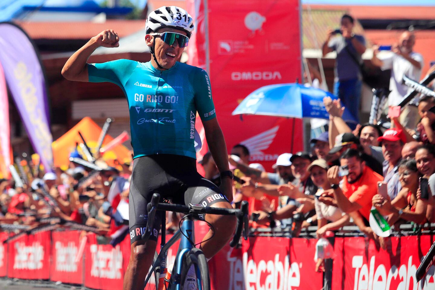 Tico Donovan Ramírez sigue de lider en la Vuelta Ciclística a Costa ...