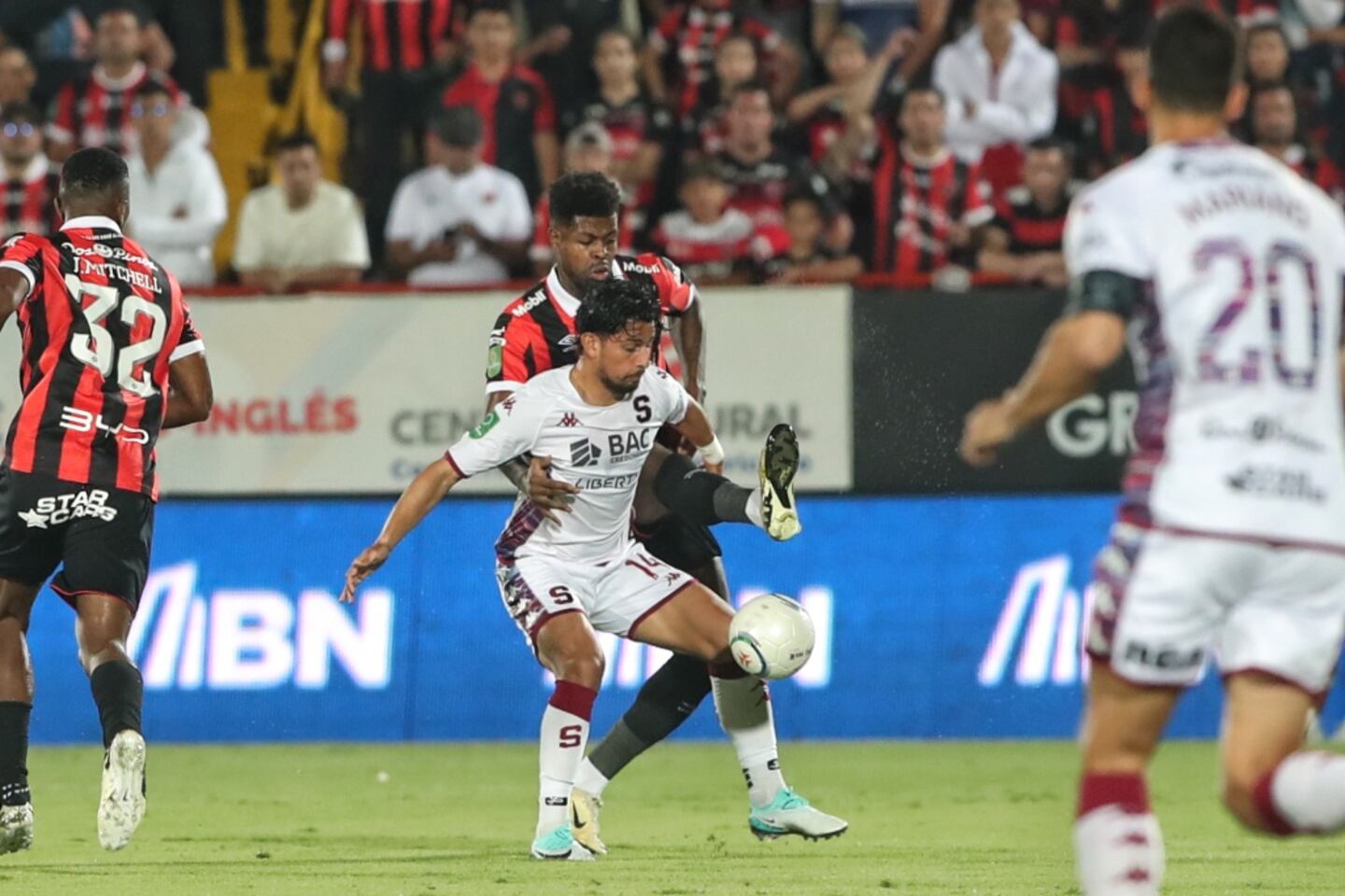 Árbitro Pablo Camacho ya se jaló dos tortas en el clásico entre ...