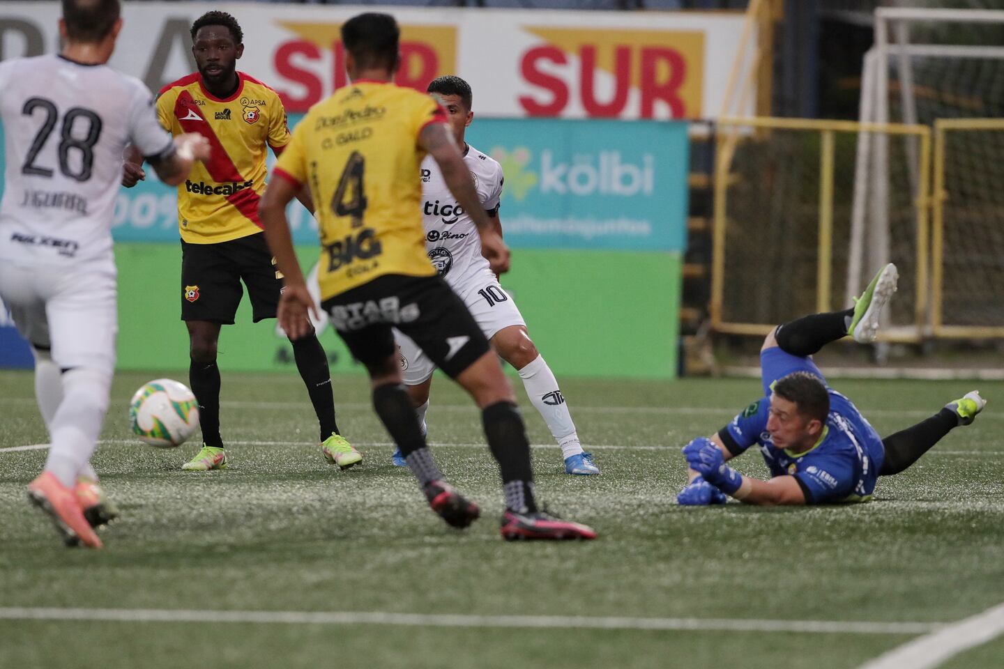 Bryan Segura se convirtió en una muralla para ayudar al Herediano a ...