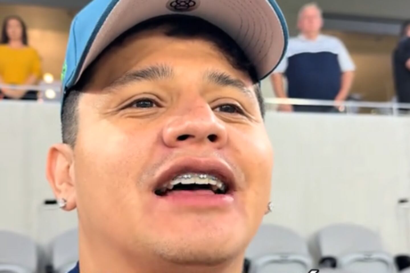 Influencer tico que se grabó cantando el Himno Nacional en el partido de la Sele fue criticado ...