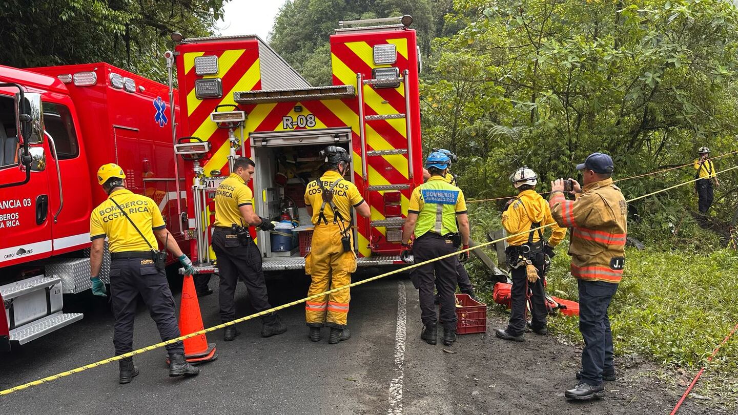 (Video) Carro que cayó a guindo de 100 metros en ruta 32 es buscado con ...