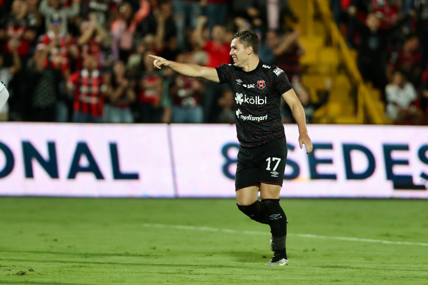 Lo que hace feliz a Carlos Mora más allá de los goles que mete | La Teja