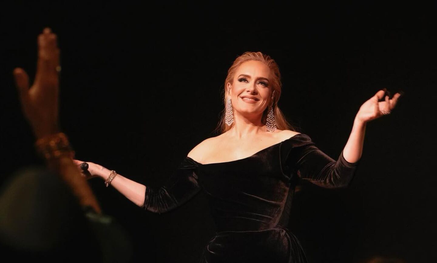 Ojo al artículo muy tico que anduvo cargando en el hombro la cantante ...