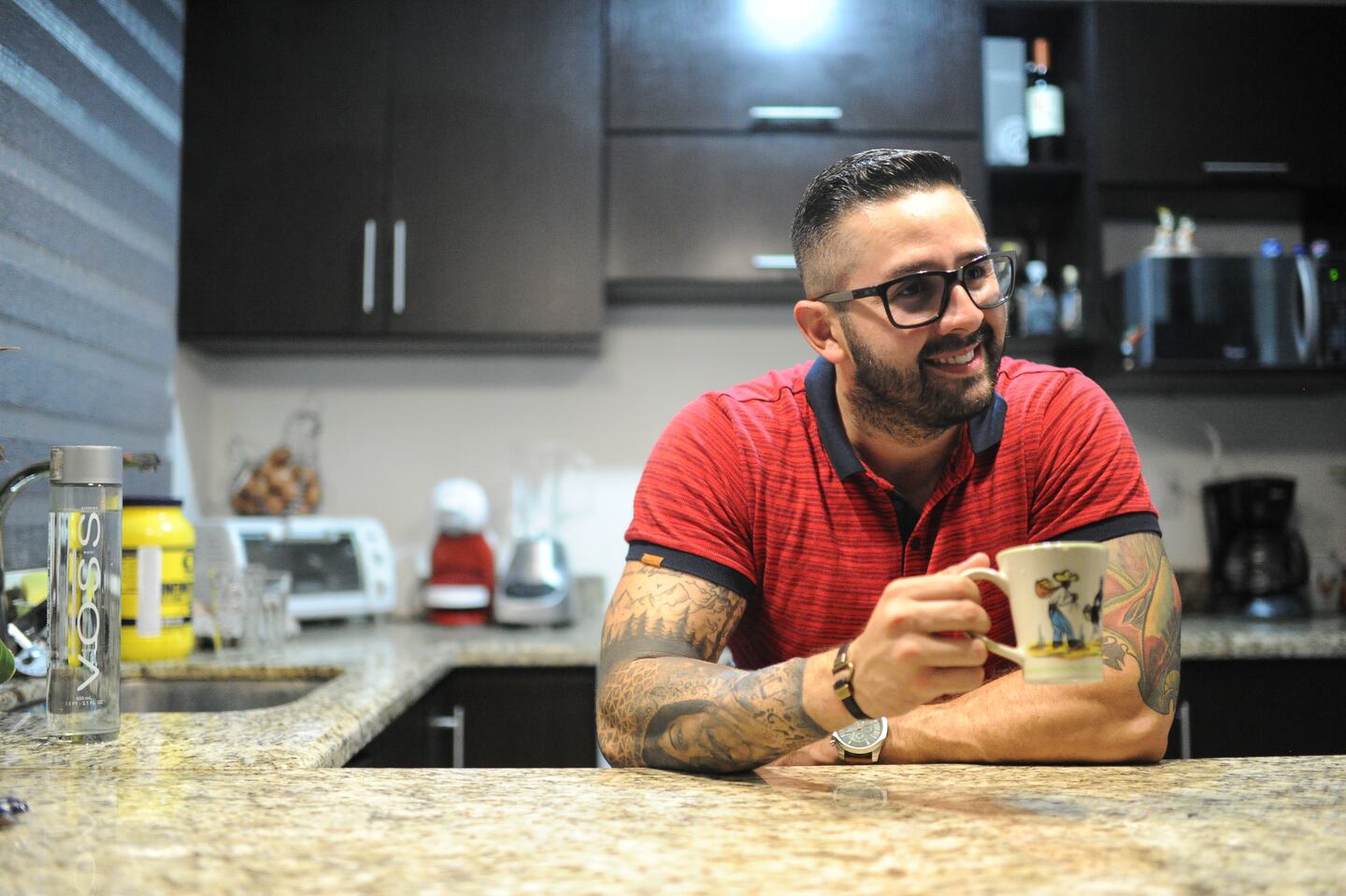 Video: Omar Cascante chineó y “serenateó” a la mujer de su vida | La Teja