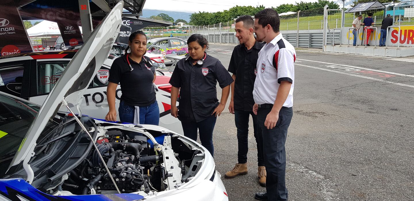 Jóvenes se foguean como mecánicos con los chuzos del CTCC | La Teja