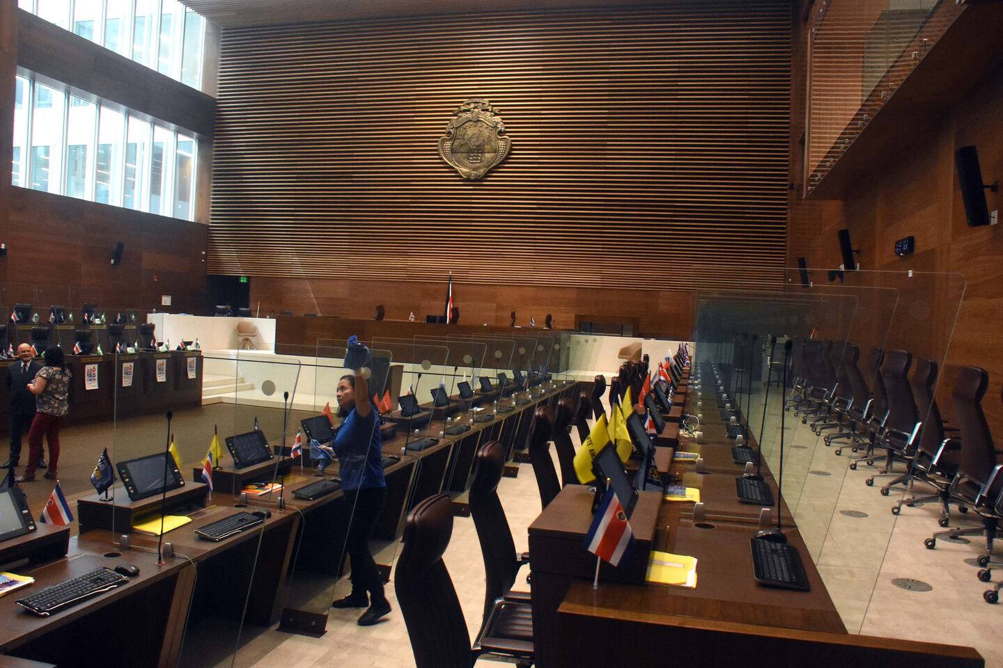 Video: Imponente escudo del Plenario Legislativo costó ¢32 millones ...