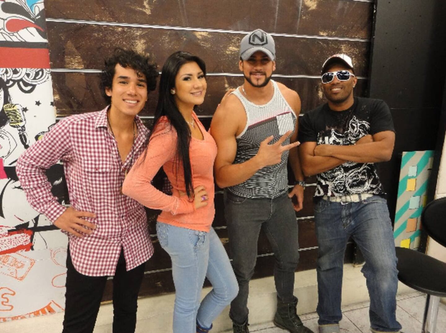 Al reconocido locutor Carlos Lewis casi se le salen los ojos al ver lo ...