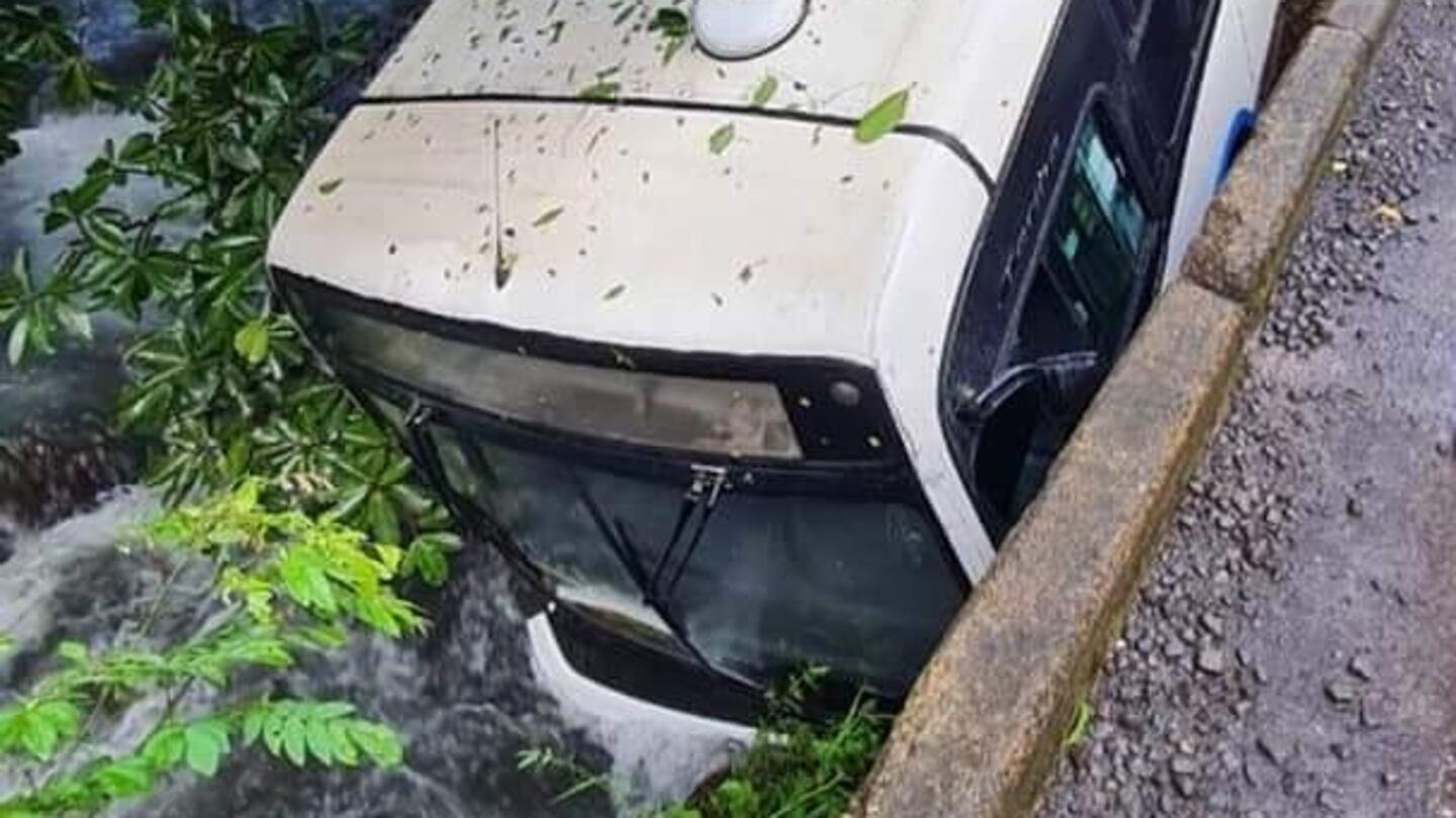 ¡Qué susto! Bus con 17 pasajeros cayó en una quebrada en Liberia | La Teja