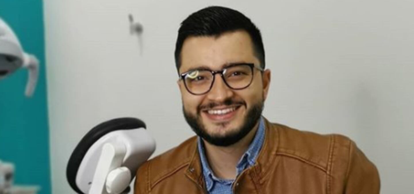 Risas del periodista Daniel Céspedes durante una transmisión en vivo ...