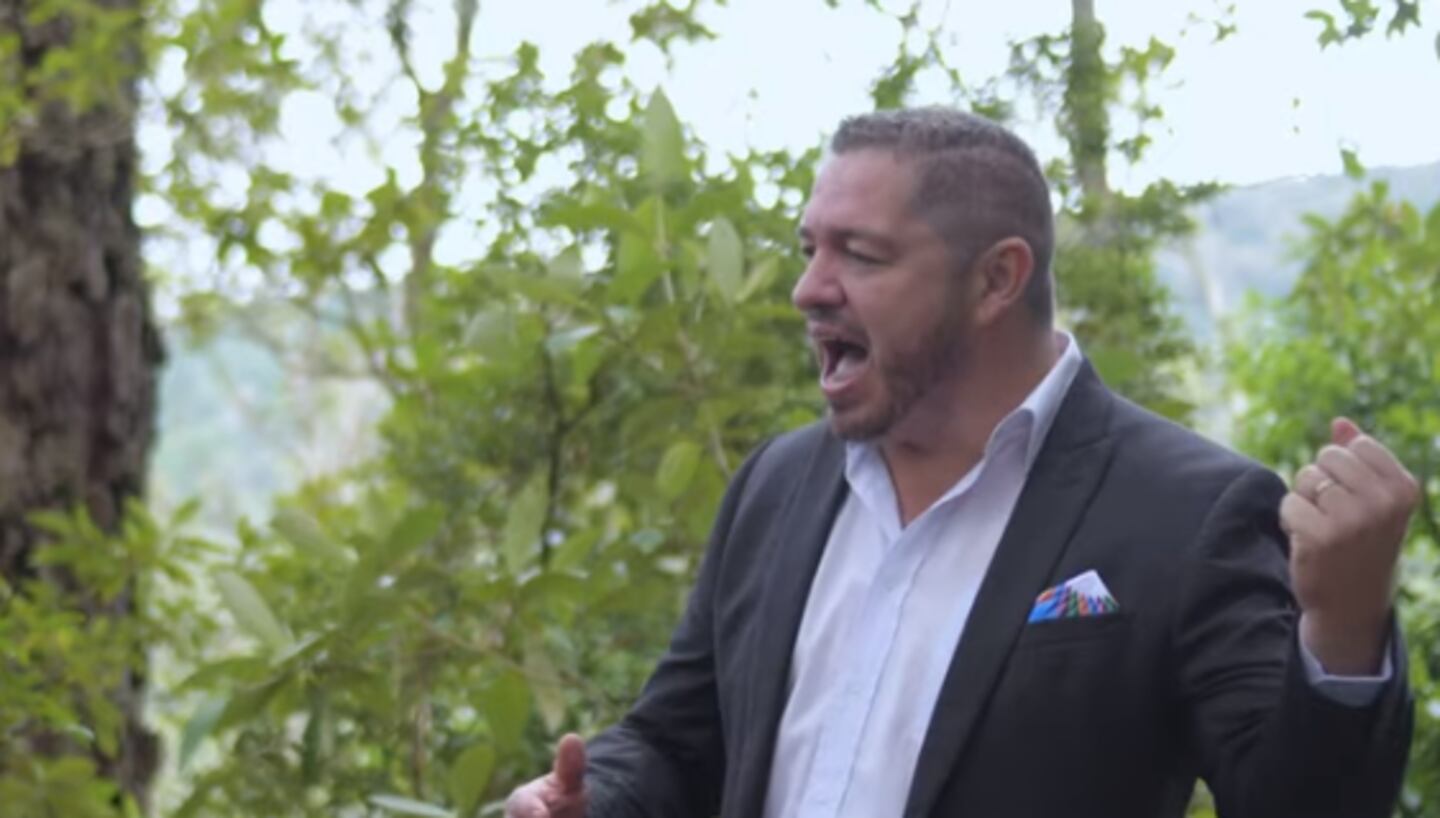 (Video) Tenor tico aprovecha beca para motivar a la gente a visitar ...