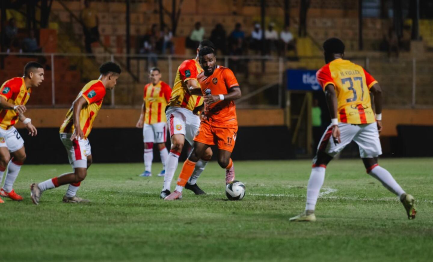 Henry Bejarano fue tajante si arbitraje benefició a Herediano ante ...