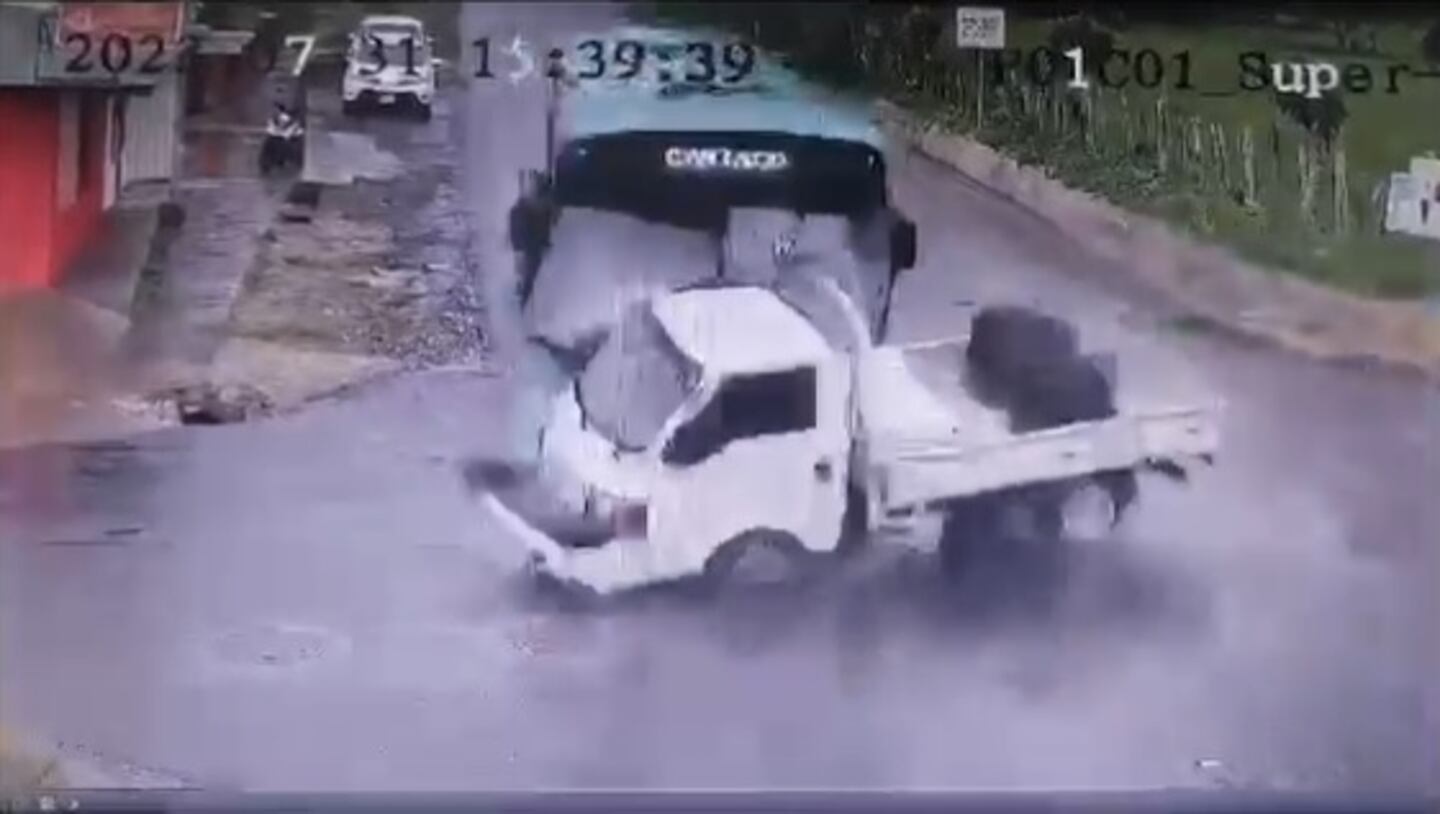 Así ocurrió el fatal choque entre bus y camión que provocó un voraz incendio | La Teja