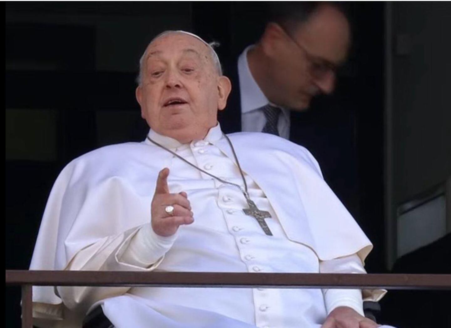 Papa Francisco reaparece tras un mes internado con imagen que le da la vuelta al mundo | La Teja