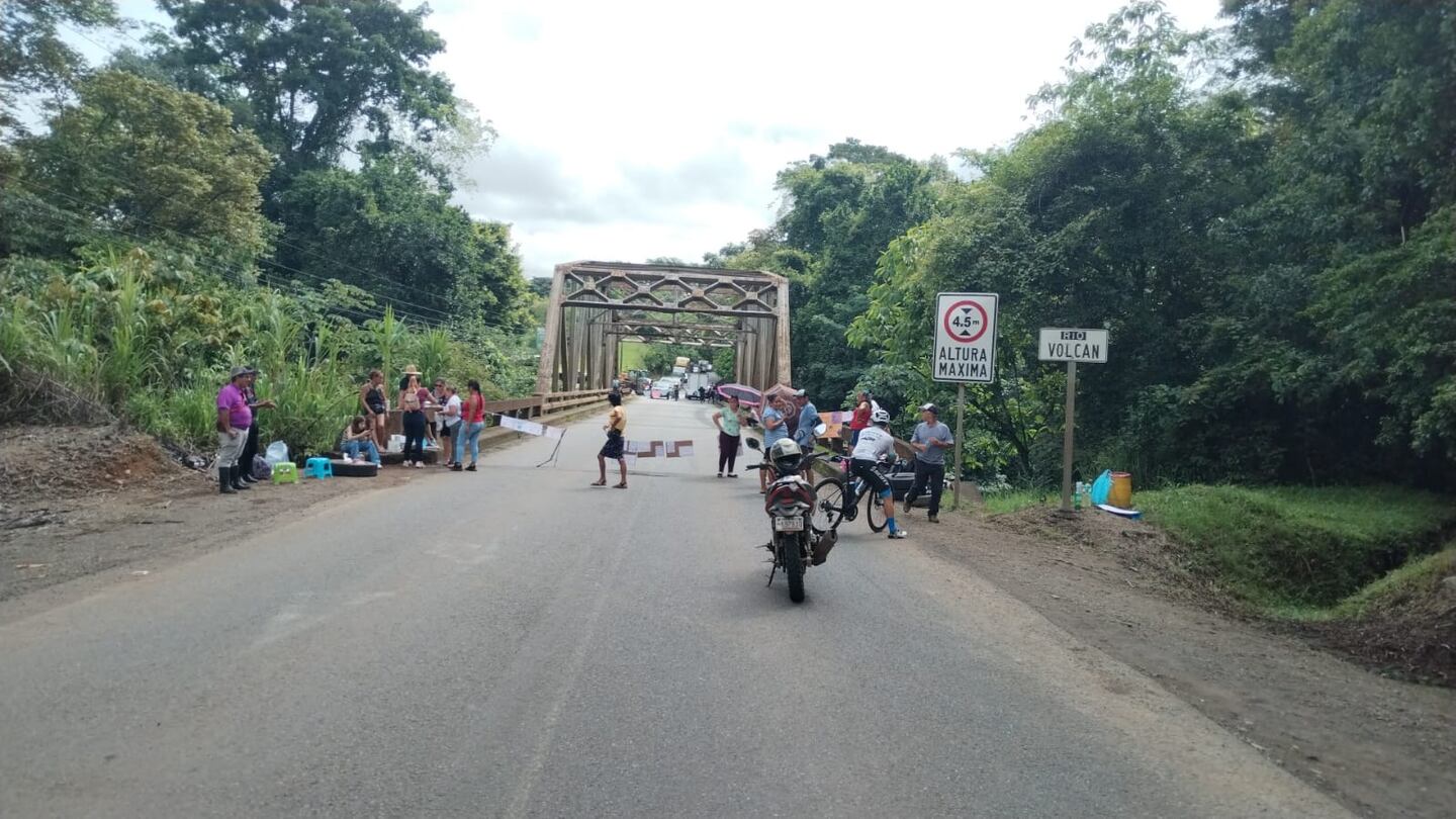 Caso Emilce Soto: Vecinos cierran calle principal por temor de tener a sospechoso cerca | La Teja