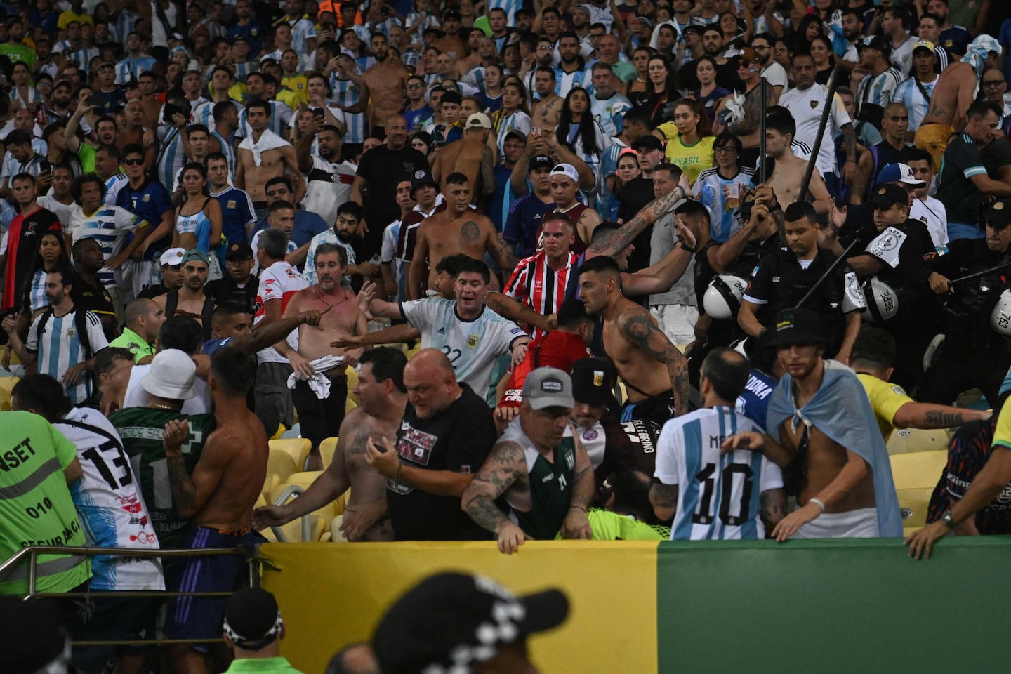 Vea las impactantes imágenes de la bronca en las gradas entre Argentina ...