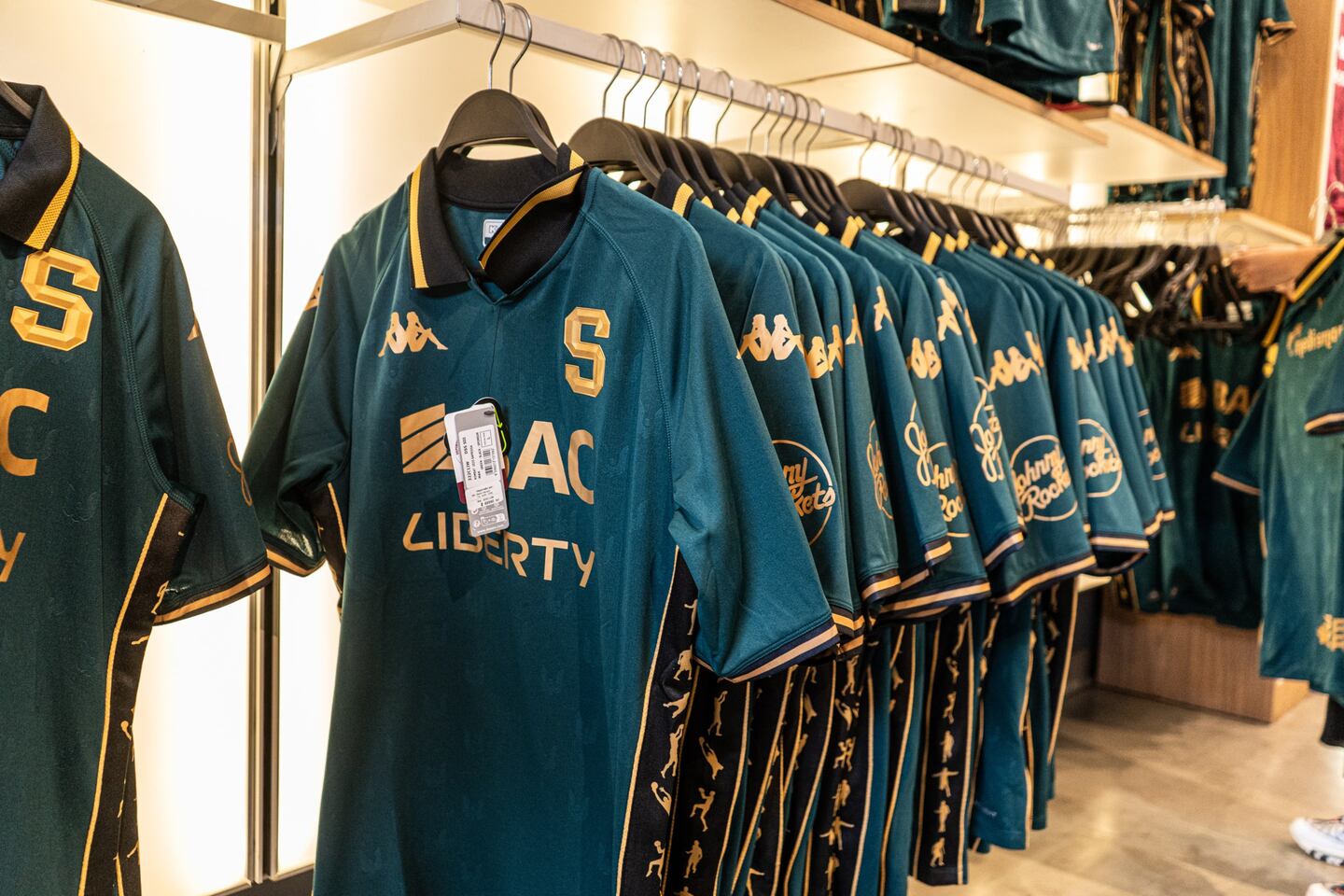 Camiseta de Saprissa causa sensación entre morados que hacen largas ...