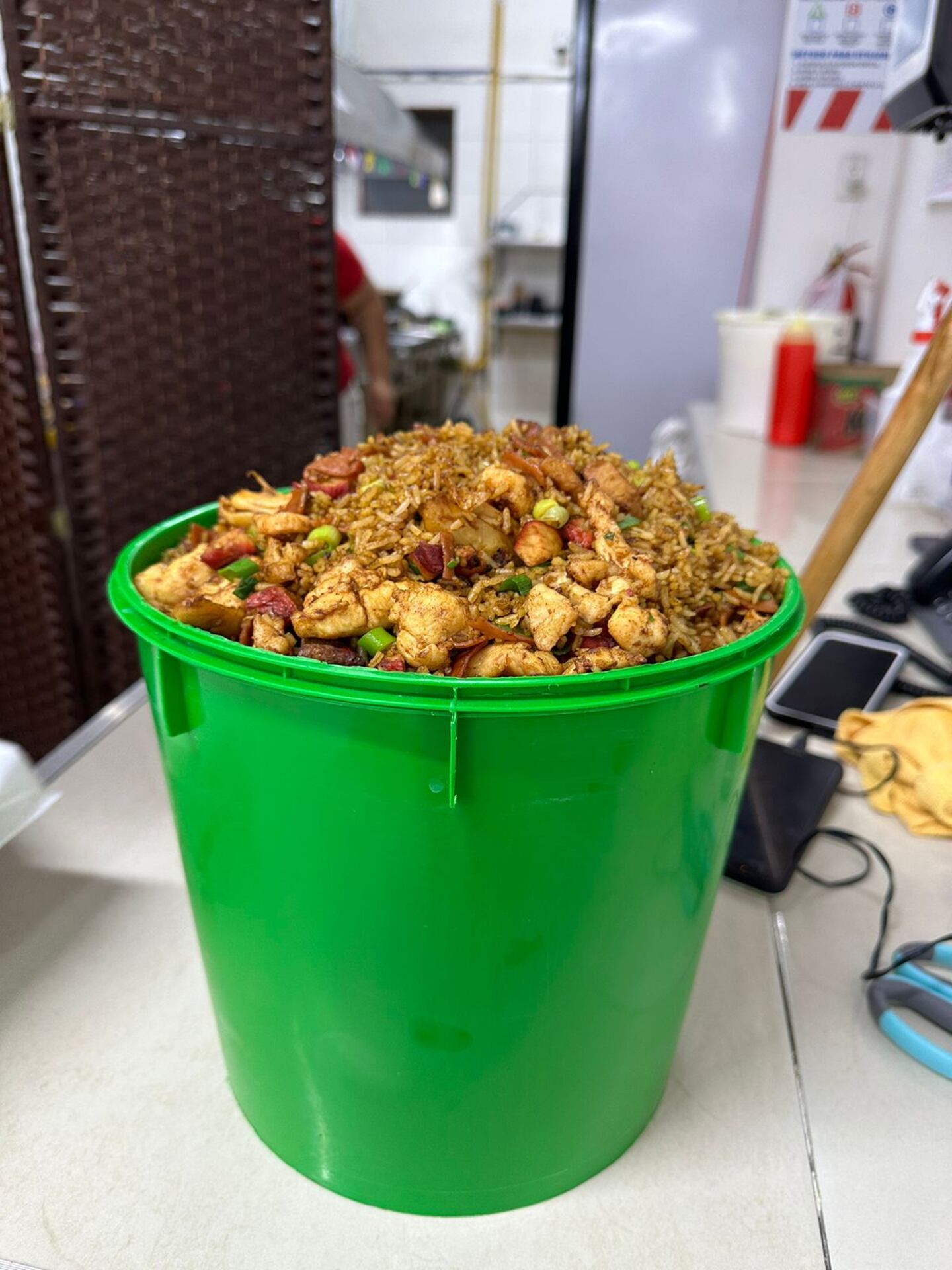 Restaurante vende cantonés en balde y es todo un pegue | La Teja