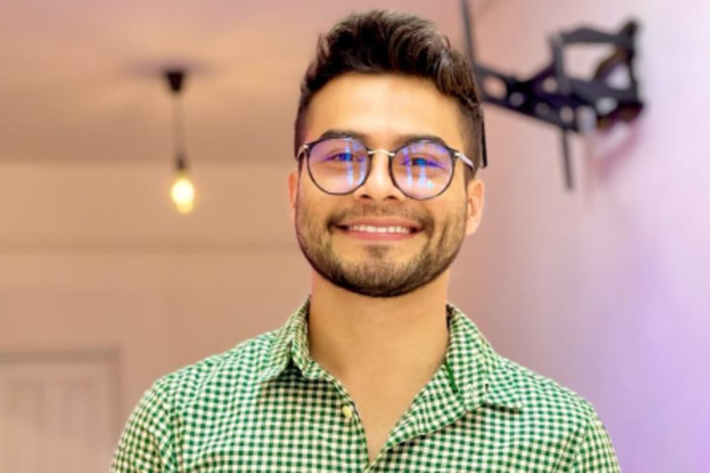 Jonathan Coronado: El influencer tico que sueña con darle una casita a ...