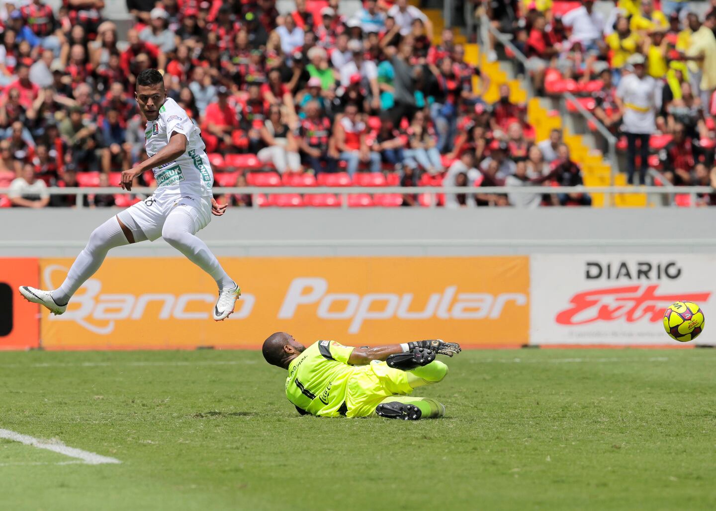 Patrick guía al joven Adonis Pineda | La Teja