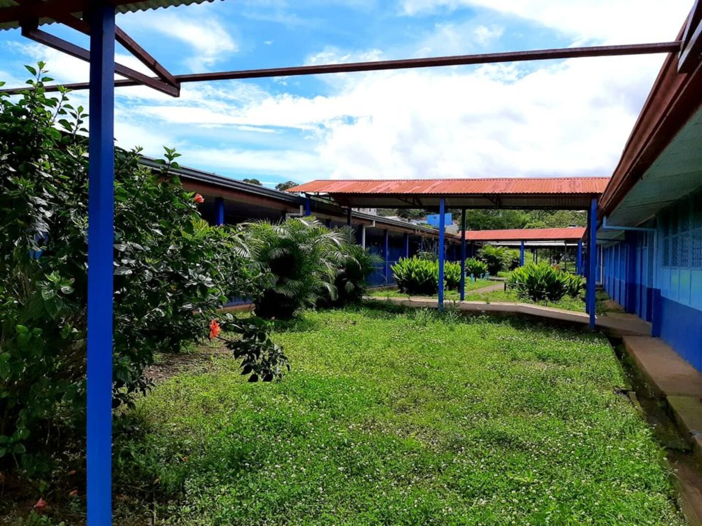 Supuesta amenaza por bomba puso a correr a todos en colegio | La Teja