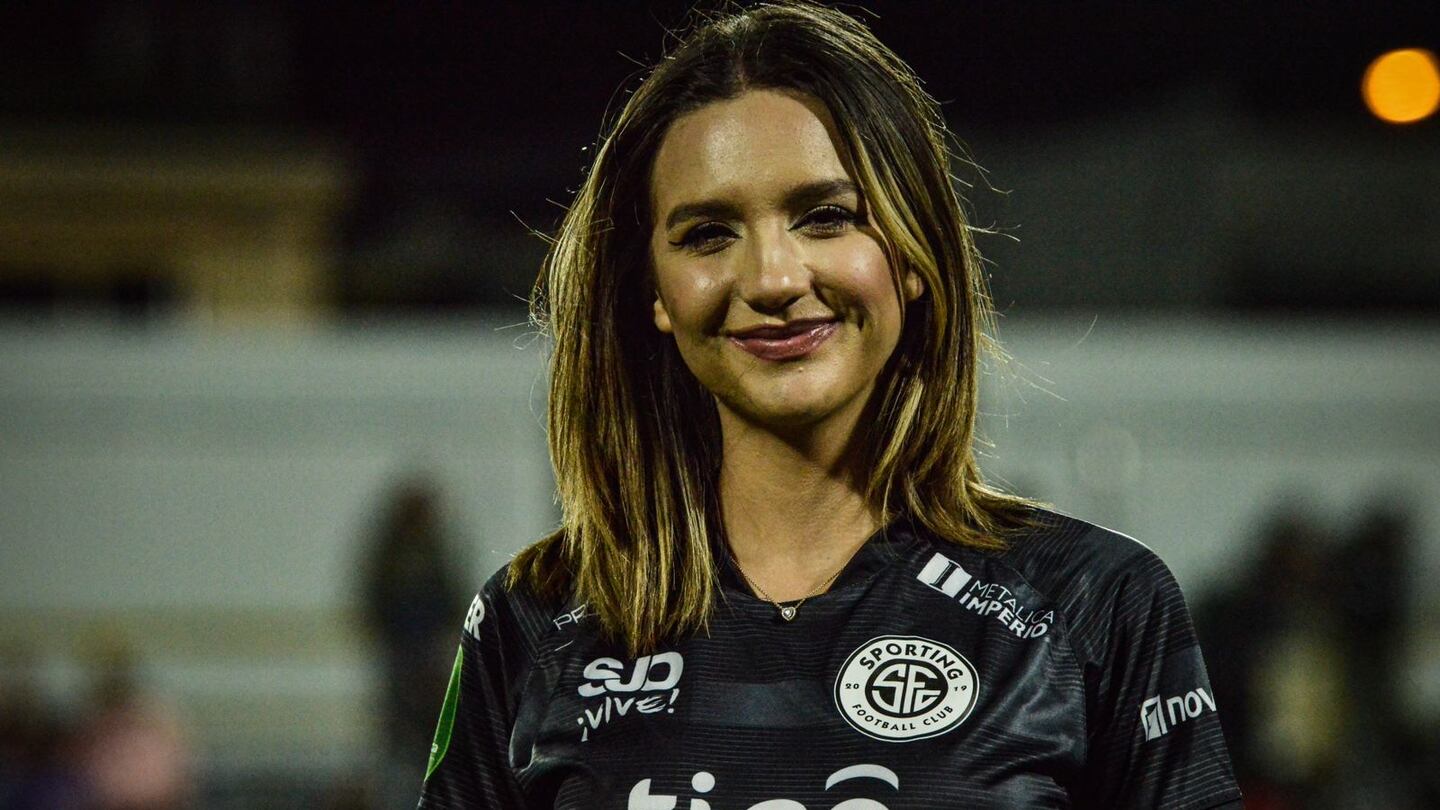 Conozca a Susan Cascante, la única mujer que anima en un estadio de ...