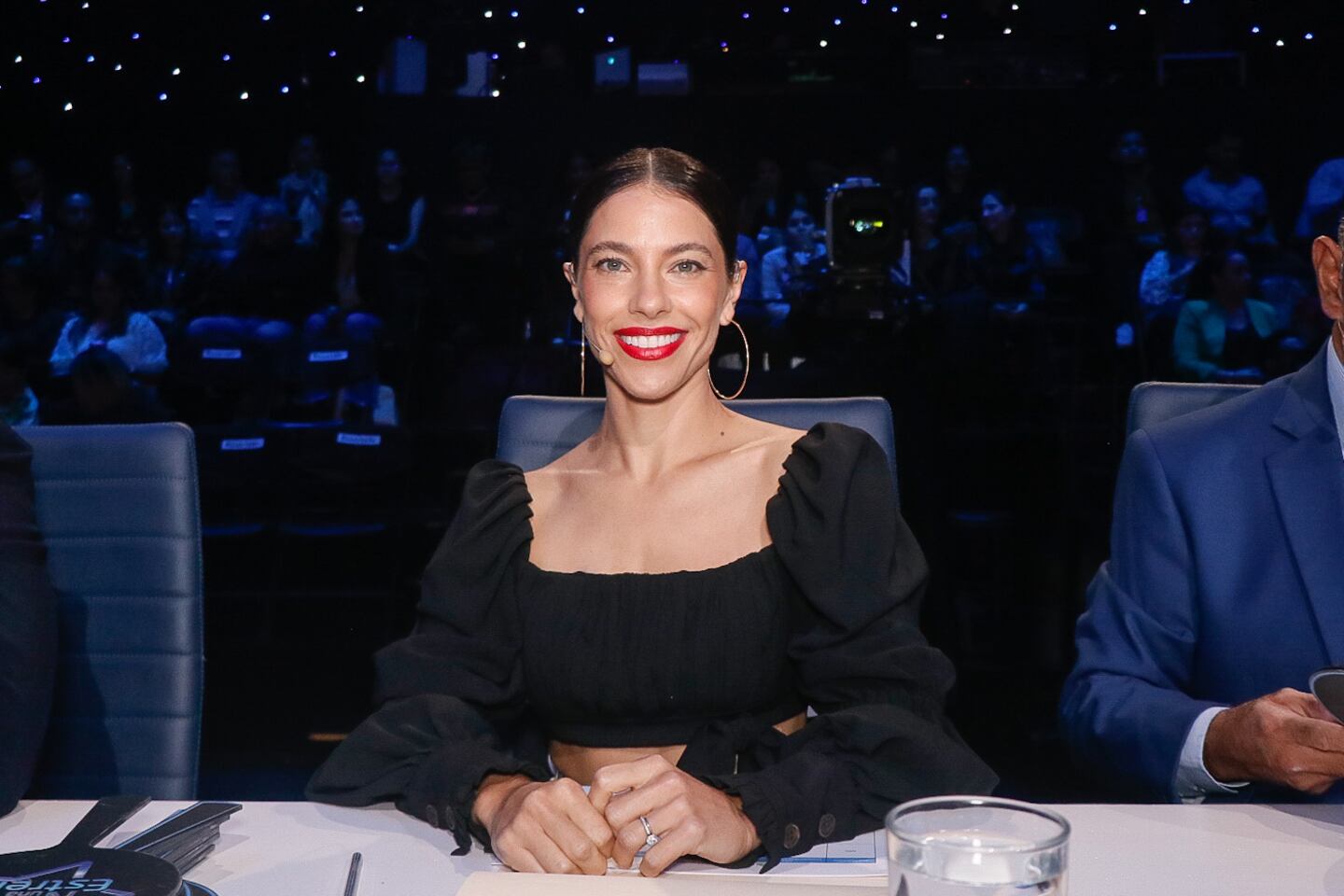 Debi Nova estrena canción y su público estuvo repleto de estrellas | La ...